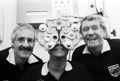 20380152-Senior FIFA football referee David Syme has his eyes tested in ...