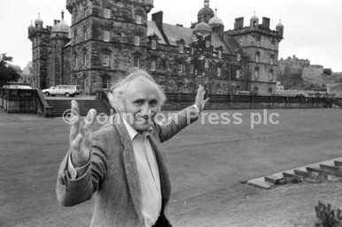20385198-Edinburgh art gallery owner and artist Richard Demarco outside ...