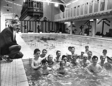 20386060-Children swimming in Portobello Swimming Pool. - National ...