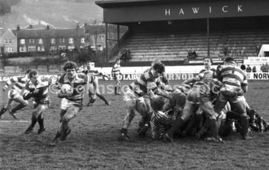 20386332-South s Eric Paxton makes a run for it during the South of ...