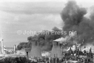 22641841-Black smoke billows over BP Grangemouth after an explosion at ...
