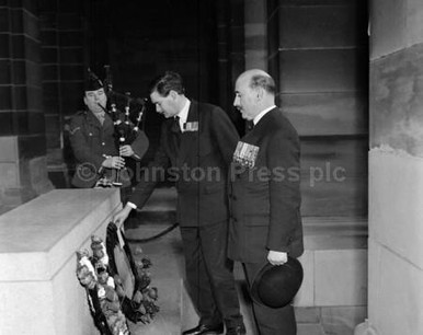 20006984-Wreath laid in memory of General Sir Ian Hamilton at the Stone ...