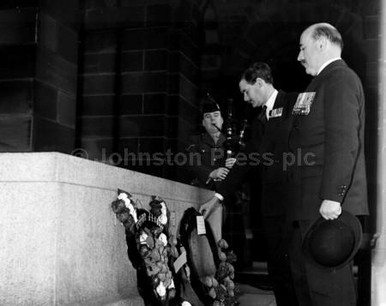 20006986-Wreath laid in memory of General Sir Ian Hamilton by Sir Iain ...