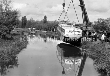22643173-Canalboat Countess of Edinburgh is lowered onto the Union ...