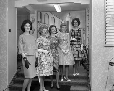 20007276-Mannequin parade in George St - 5 models - National World ...
