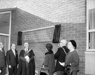 20007802-Edinburgh s Lord Provost Duncan Weatherstone unveils a plaque ...