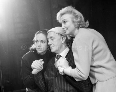 20007872-Natasha Parry, Alec Guinness & Googie Withers starred in The ...