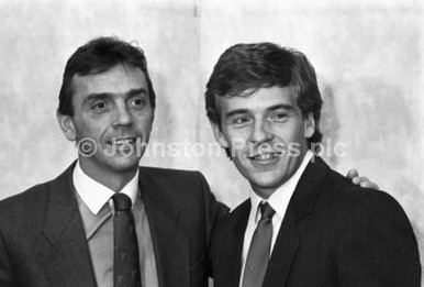 22644997-Player-manager Alex Miller welcomes goalkeeper Andy Goram to ...