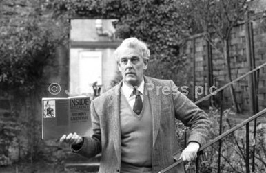 22654538-MP Tam Dalyell with a copy of Anthony Cavendish s book Inside ...