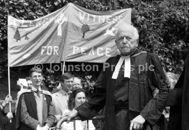 22655453-Aged 92 years old, Lord George MacLeod of Fuinary takes part ...