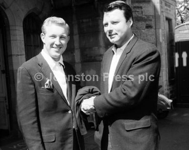 23445688-Peter Alliss right congratulates winner Dave Ragan at the end ...