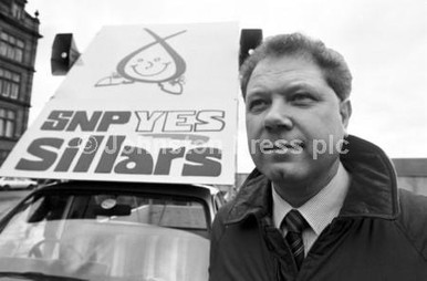 22657059-Scottish National Party candidate Jim Sillars beside the SNP ...