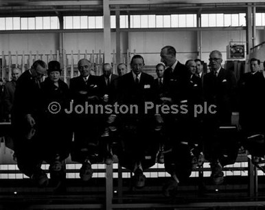 23446409-Glasgow Lord Provost Peter Meldrum looks at glass samples ...