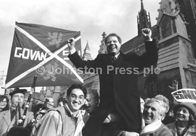 22657224-Scottish National Party MP Jim Sillars arrives in London to ...