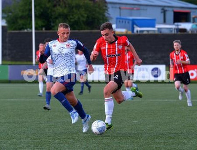 39437514-Sam Curtis of St Patrickâ€™s Athletic chases Derry Cityâ€™s ...