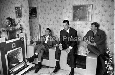 23458613-l-r London gangsters the Kray twins Ronnie Kray, Reggie Kray ...