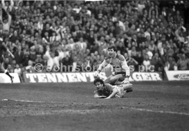 22665634-Celtic goalkeeper Pat Bonner and Rangers Ally McCoist hope for ...