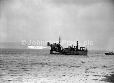 23461070-The Diving Bell makes way for the Queen Elizabeth liner to ...