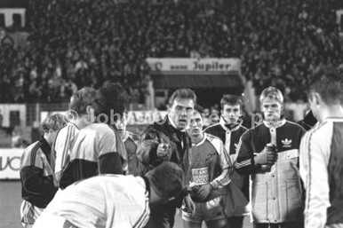 22701992-Hibs manager Alex Miller gives the team a pep talk at half ...