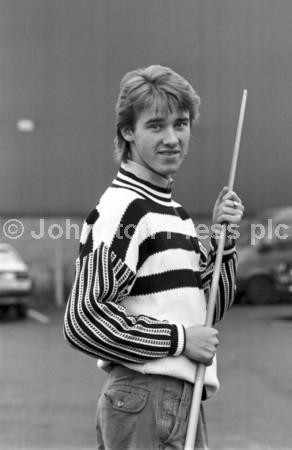 22702945-Scottish snooker player Stephen Hendry in December 1989 ...