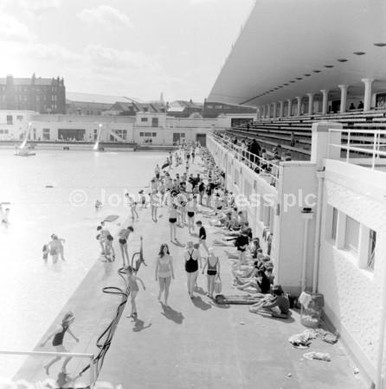 23442979-A view of the crowds at the Portobello outdoor swimming pool ...