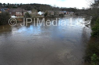 39357055-The swollen River Wear looking towards South View at Fatfield ...