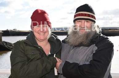 39357250-Beth and David Cheeseman from Dorset enjoy the sunshine at ...