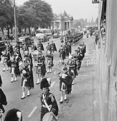 23443112-The marching band of the Gordon Highlanders makes its way ...