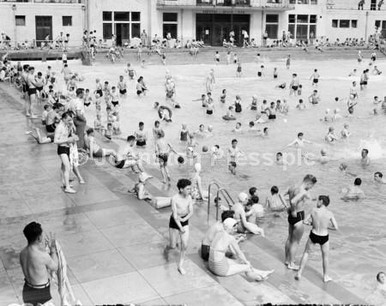 20863944-Heat wave scenes - Crowds at Portobello open-air pool ...