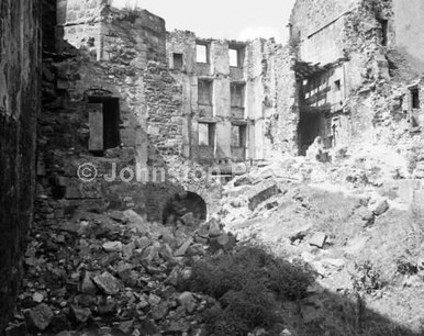 20863958-Stirlings crumbling ruins - Old houses fronting onto Bow ...