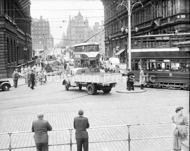 20863976-Traffic congestion - New electric cable being laid at GPO ...