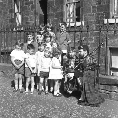 23443486-Little William Cafferty helps piper John O Connor tune up at ...