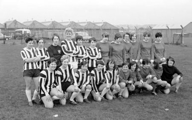 20035916-A team picture of the women s football teams of West Fife ...
