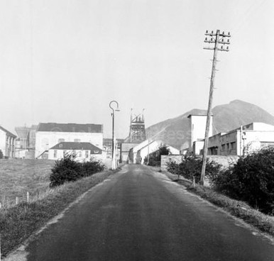 20036037-Outside the gates of National Coal Board s Easton Colliery ...