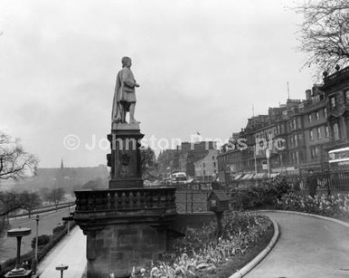 20874330-Allan Ramsay statue in Princes Street Gardens Edinburgh ...