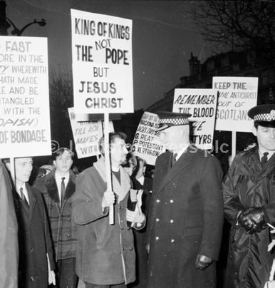 20366805-Pastor Jack Glass leads an ecumenical carol service and ...
