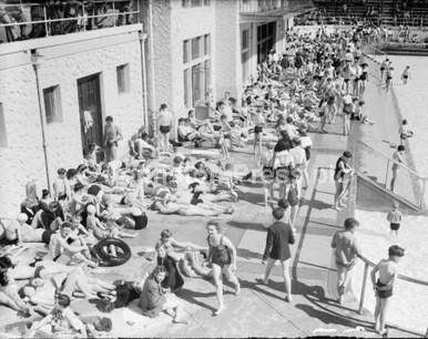 20879017-Portobello Pool Edinburgh - Crowds sunbathing - National World ...