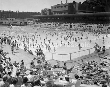 20879543-Holiday-makers at Portobello outdoor swimming pool, Edinburgh ...