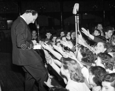20879998-Eric Delaney - Band leader - Signs autographs at Palais de ...