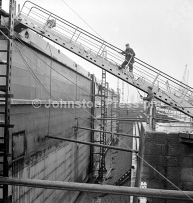 20369216-New dock gates being fitted at the Prince of Wales dry dock in ...