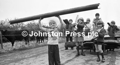 35944802-Collecting for their bonfire in Beech Hill are Darren Molyneux ...