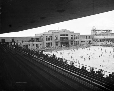 19987060-Holiday-makers at Portobello Pool Edinburgh - National World ...