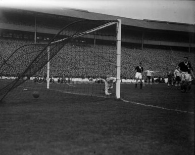 19987312-Scotland v England football international at Hampden in April ...