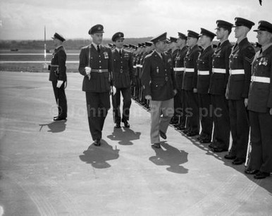 19987451-General Gruenther inspects guard of honour at Turnhouse ...