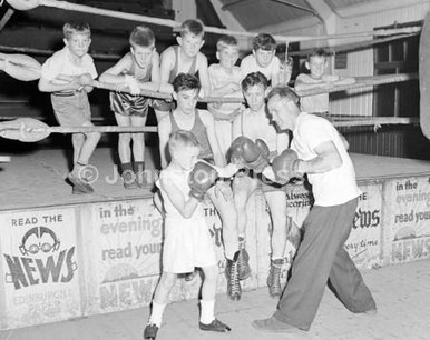 20919104-Former boxer turned coach Tommy Bruce playfully spars with ...