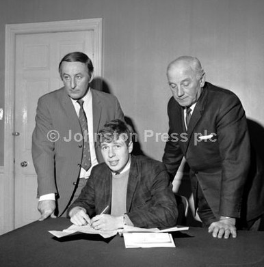 20233598-Willie McFarlane watches with Scot Symon as Arthur Duncan signs for Hibs - National ...