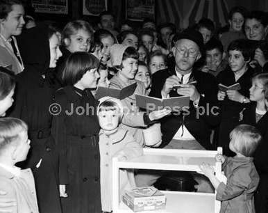20920941-Actor Richard Hearne who played childrens entertainer Mr ...