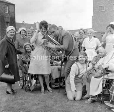 20234204-Scottish comedian Chic Murray at the Queensberry Hospital in ...
