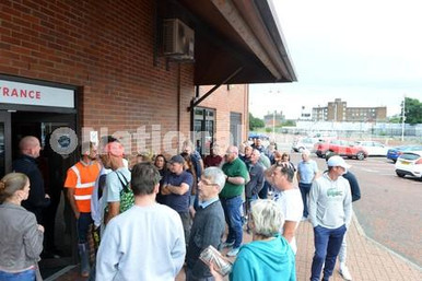 39524817-SAFC fans queue outside the Stadium of Light ticket office ...