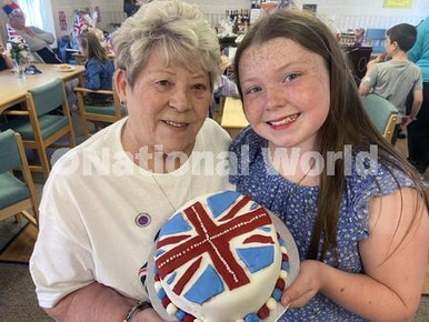39461852-Lilian Porter with her Great Granddaughter Jessica Haslam ...